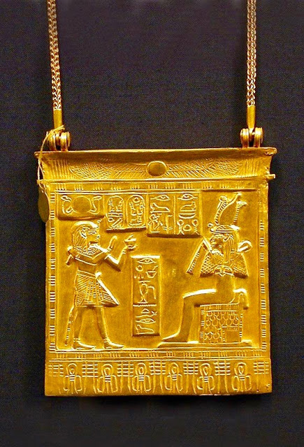 On this golden breastplate, Amenemopé is facing Osiris – lampmagician